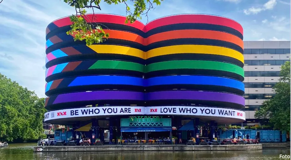 Waterkant maakt ultiem statement met gigantische Progress Pride Vlag